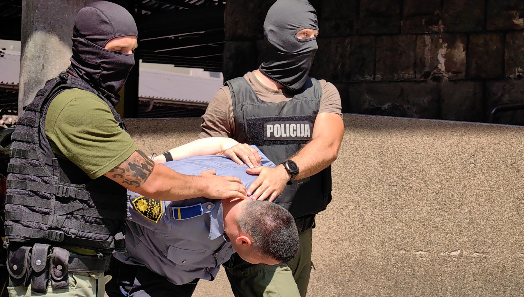 MUP ZDK priveo više osoba, među njima policajci | Z Portal