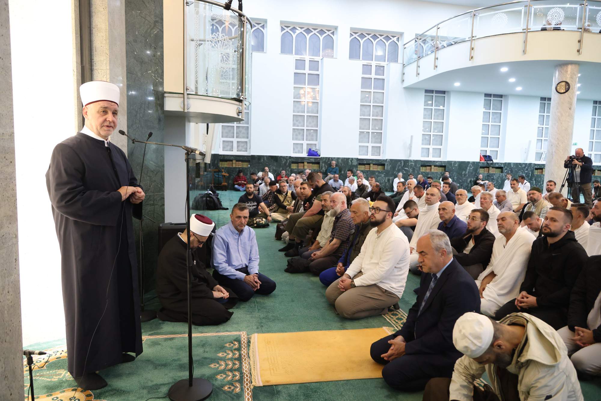 Otputovala prva grupa bh. hadžija, ispratio ih reis Kavazović | Z Portal